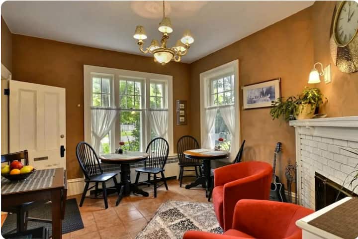 Muskoka Room, The Inn On Bay- A Boutique Inn - Bracebridge