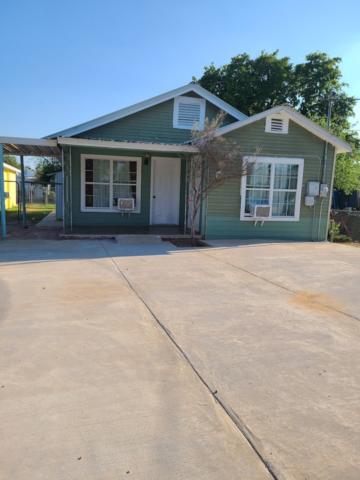 2 Bedroom Home In Central Laredo Pets Welcomed! - Nuevo Laredo
