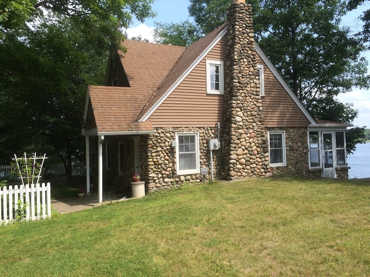 150 Year Old Stone Cottage On The Hill - Gun Lake Casino