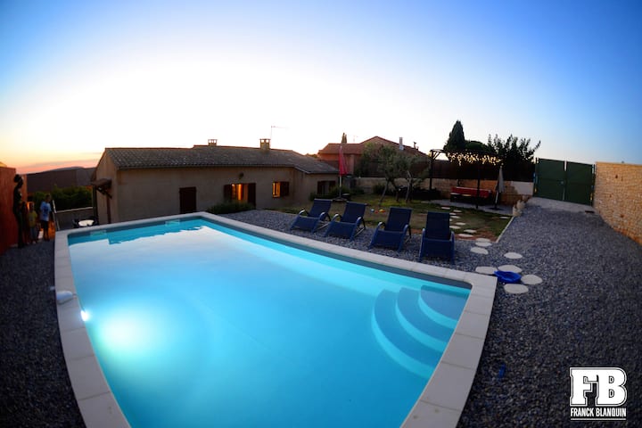 Roussillon: Haus Für 4- 6 Personen Mit Garten Und Pool Im Herzen Des Dorfes. - Roussillon