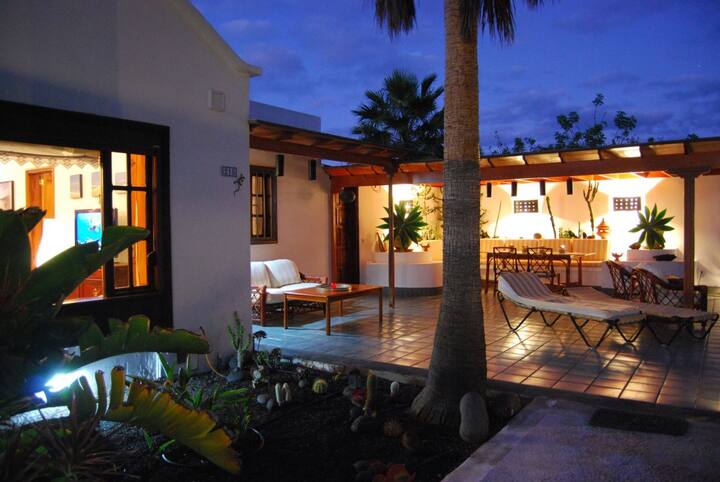 Luxury Apartment & Suite, Garden, Jacuzzi & Beach - Costa Teguise