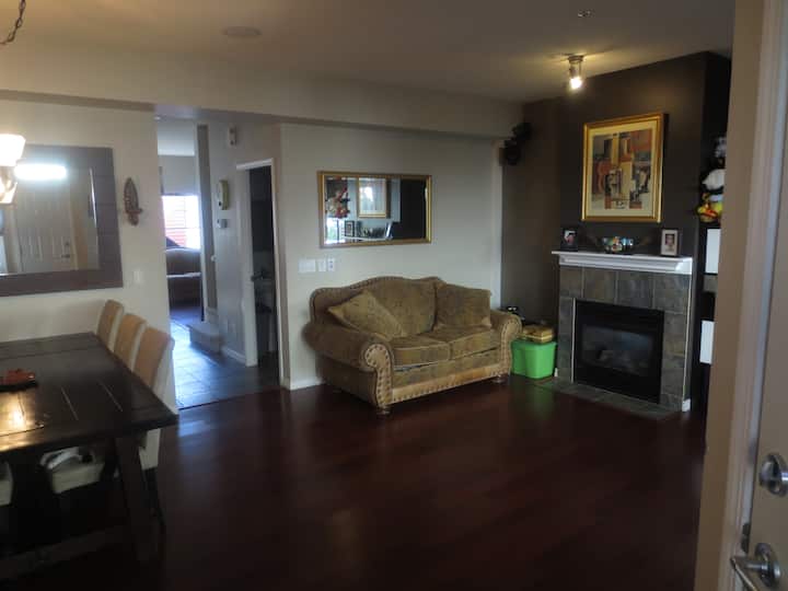 Spacious, 4 Bedroom Getaway By River - Coquitlam