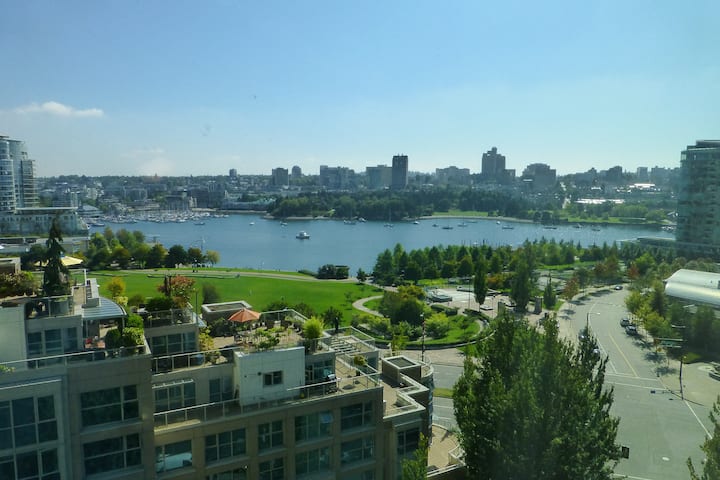 2 Bdrm Yaletown Apt - Ocean View - Vancouver