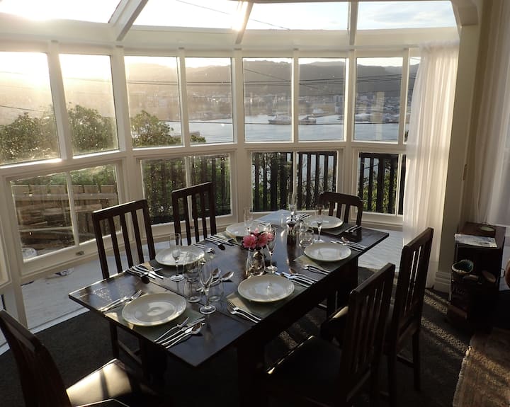 Sensational Views, Central, 2 Carparks - Wellington