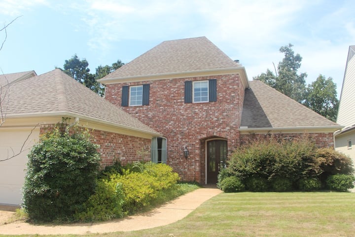 Country Club Livin' Close To Campus - Oxford