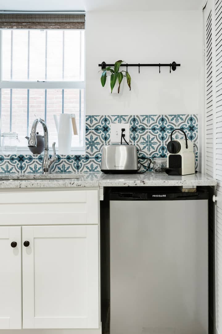 Shaw Studio On Tree-lined Street Near Metro - Washington, D.C.