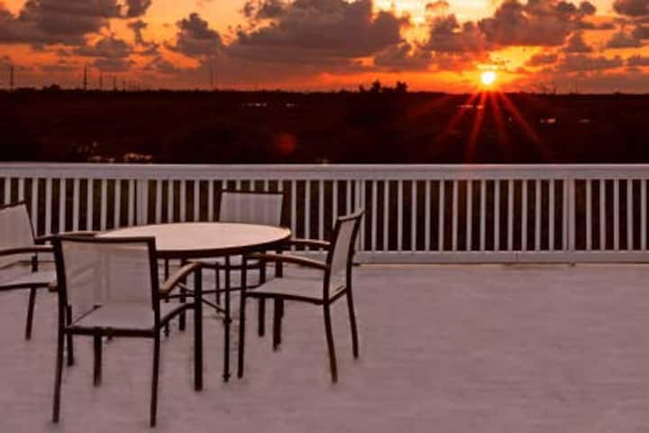 2 Bedroom Sunset Bungalow - Big Pine Key, FL