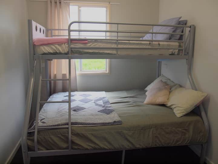 Room 4. Spacious Family Room In Farm Hostel - Portland