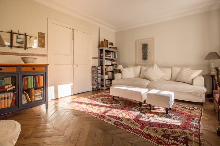 Authentic Quiet Apart In The Marais - Le Marais