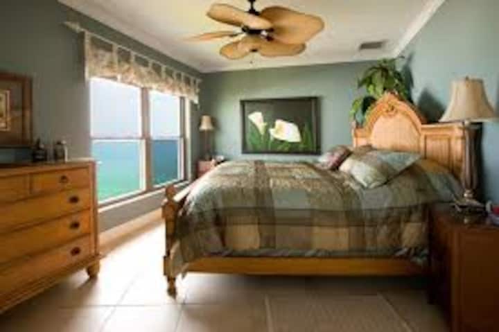 Seven Mile Beach Penthouse Condo - Cayman Islands