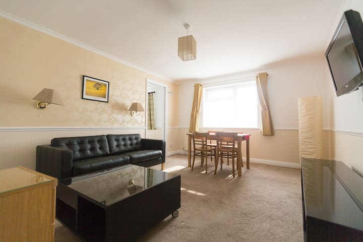 Quiet, Comfy & Spacious 1 Bed Flat + Free Parking - Salisbury