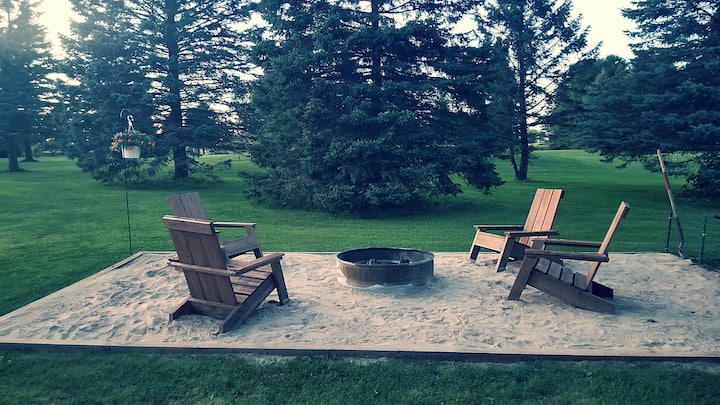 Welcome To Our 3 Bedroom Ranch Style Home Out In The Country. You Would Be About 9 Miles To Whistling Straits And 2 Miles To Sheboygan County Memorial Airport, And Kohler. Sleeps 6 People. - South Shore Beach, WI