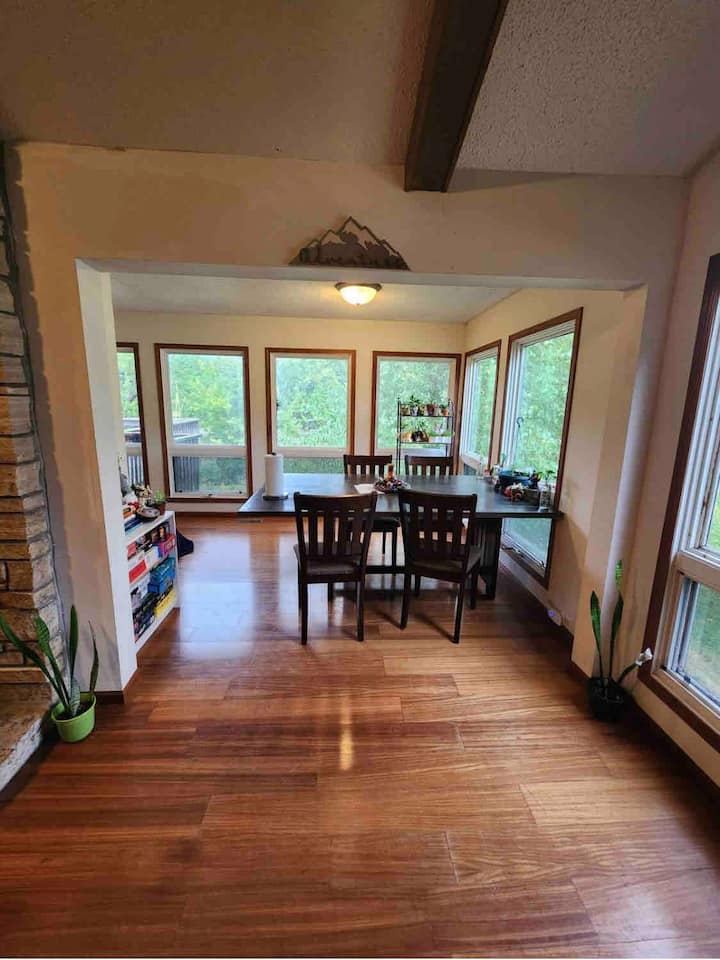 Room With Hot Tub In Chill House - Iowa City