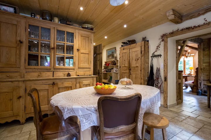 Bulle Transparente Immergée Dans La Nature - Haute-Savoie