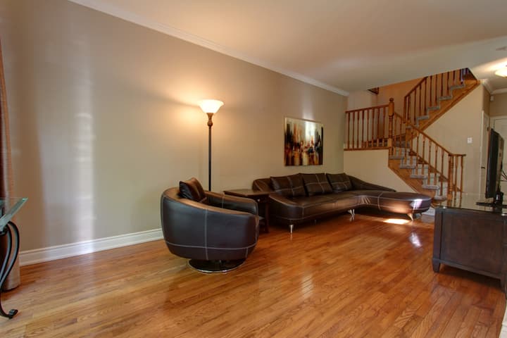 Executive Townhouse Near The Water - Burlington