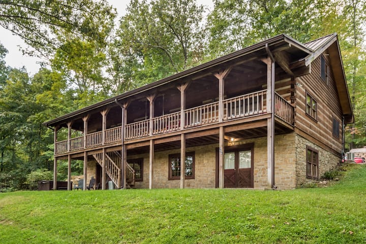 Oak Ridge Vacation Log Cabin - Nashville, IN