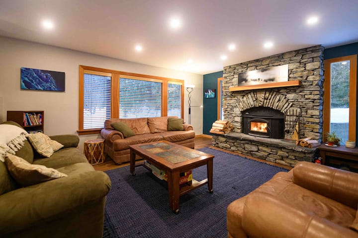 Adventurers Guest House- Bike, Ski, Vacation. - Revelstoke