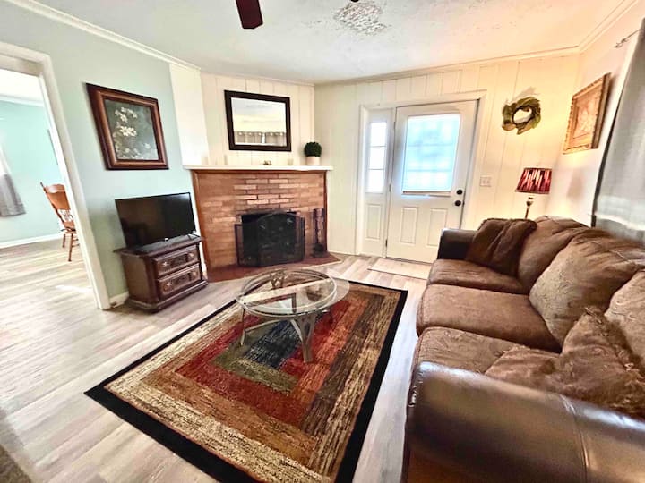 Cute, Cozy Home! One Block From Mercy! - Springfield, MO