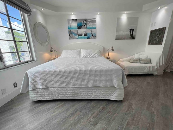Beach Front Building Studio Apt For 2 - Key Biscayne, FL