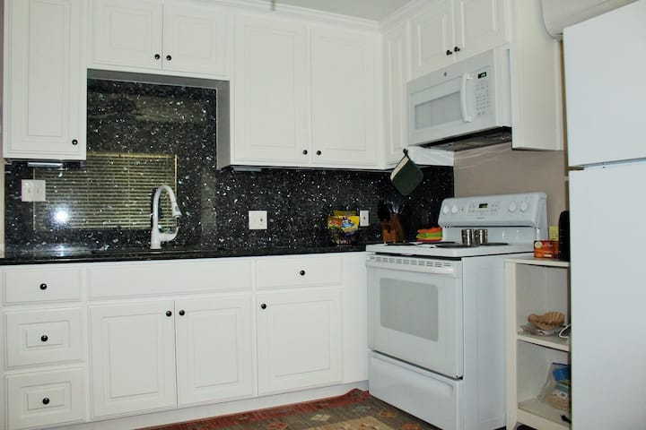 Apartment With Garage Entry And Washer-dryer. - Bakersfield, CA
