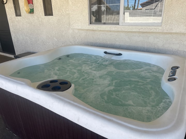 4 Bedroom Comfy Home With Spa. Walk To Downtown! - 哈瓦蘇湖城