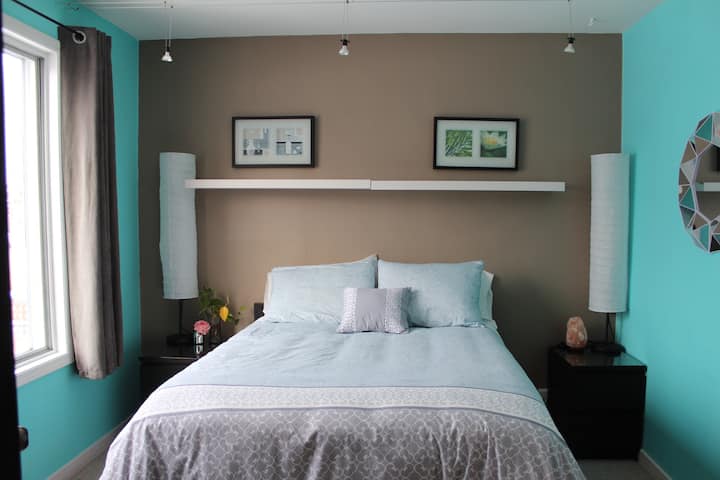 Sun-brite Room: Downtown Near Beach & Transit - Kelowna