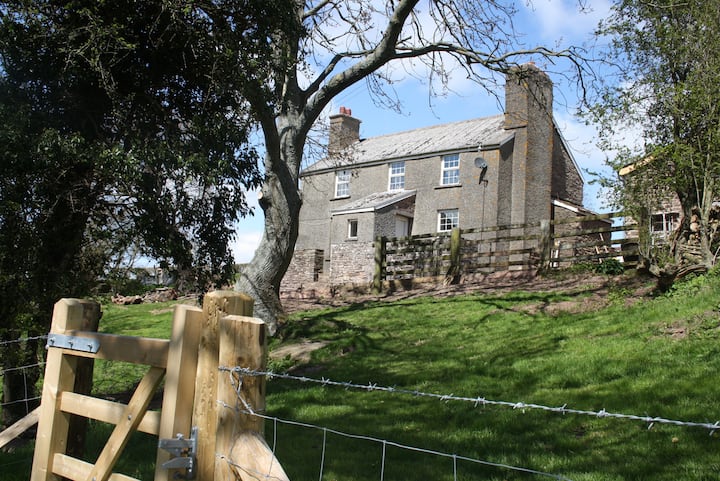 Up On A Hill Farmhouse, Amazing Mountain Views. - Herefordshire
