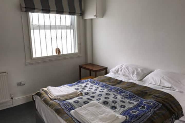 Private Room In Vibrant Queens Road Peckham - London Bridge Station