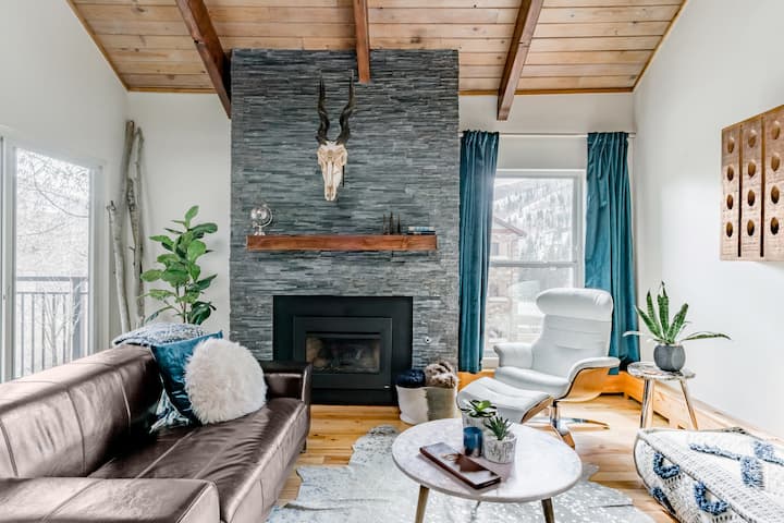 Vail Haus: 3 Bedroom Penthouse + Loft On Bus Route - Vail, CO