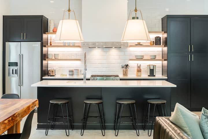 One Of A Kind Luxe Logan Square Home 8br/5.5ba/pk! - Chicago, IL