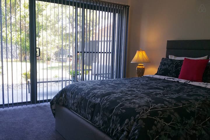 Kitty's Bnb 3 Rooms With Ensuites, Down Stairs - Fingal Bay
