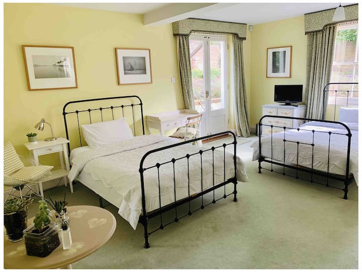 Ctrl Southsea Luxury Ensuite Free Pkg -Yellow Rm - Gosport