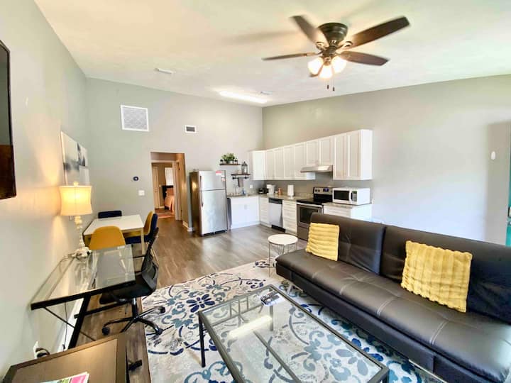 Fsu Campus Retreat: Clean, Cozy W/king Bed - Tallahassee, FL
