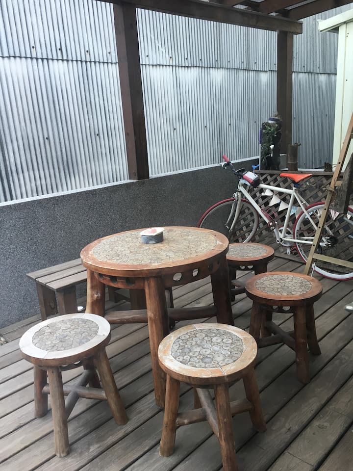 安平路名產街旁 後有公園 異國風情的老房洋樓 提供停車位早餐 偶爾有貓 - 歸仁區