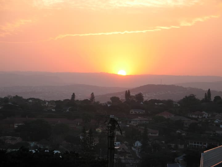African Sunset - Spacious, Stylish Studio - Durban
