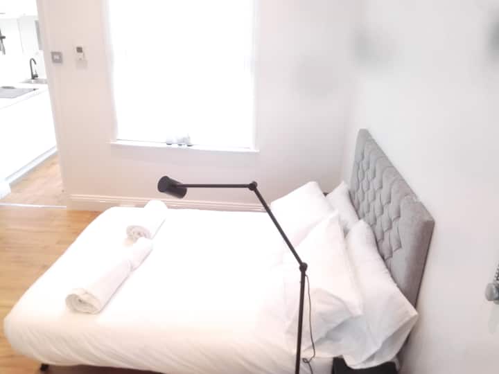 "The Director's Lodge" Leeds Self Contained Unit - Leeds