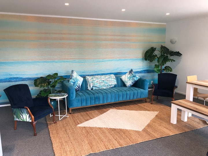 Sunny Beach Retreat In Mairangi Bay - 