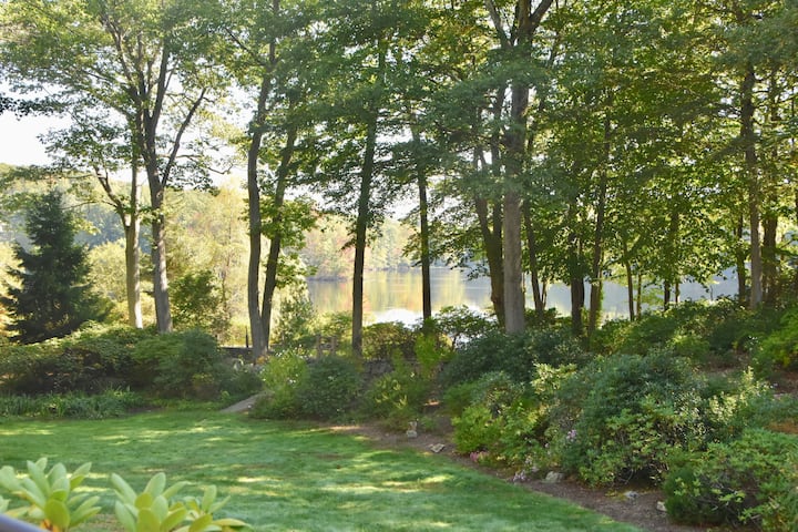 Lakefront Home With Multiple Bedrooms, Indoor And Outdoor Entertaining Areas. - Westchester County, NY