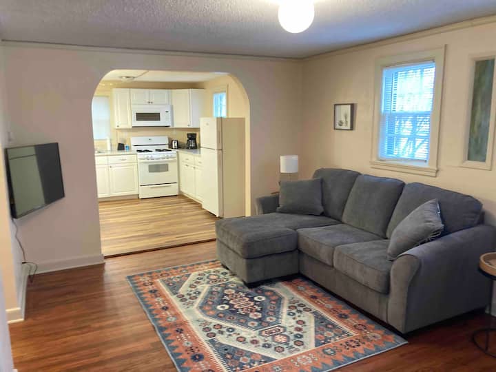 Adorable 1 Bedroom Vacation Home In Des Moines - Blank Park Zoo, Des Moines