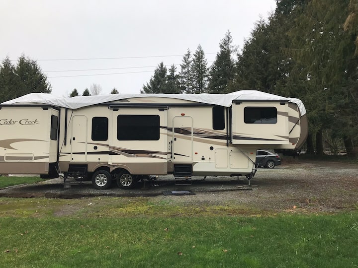 40ft Modern And Spacious 5th Wheel - Kent, WA