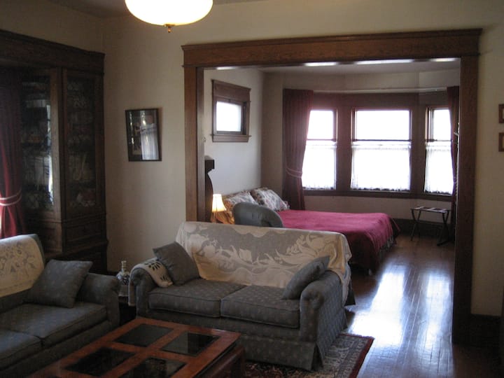 The Inn At Flying Cranes - King Suite - Cleveland, OH