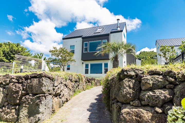 애월 중산간위치 숲속마을의  이태리 고급원목 3층 단독주택   정원과 바다뷰 - 제주시