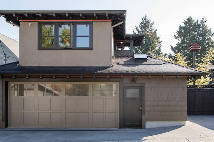 Top Of Queen Anne Hill Studio. - Seattle, WA