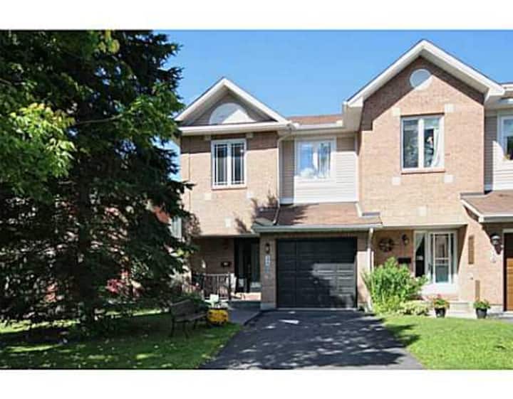 Beautiful Executive Townhome Kanata - Kanata