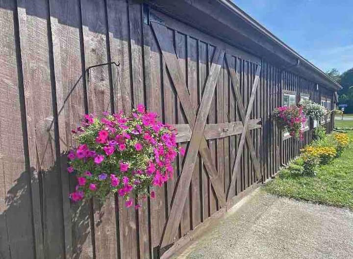 Huge Barnhouse W/ 7 Bedrooms, 4 Baths & Clubhouse - Kingston, NY