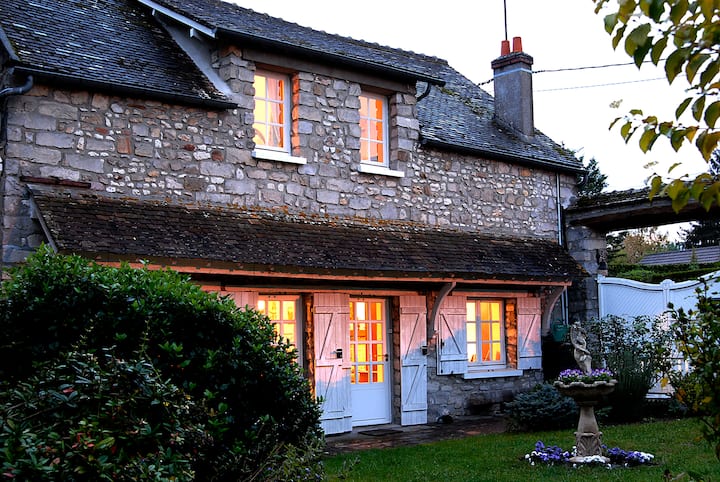 Charming French Cottage With Walled Garden - Nemours