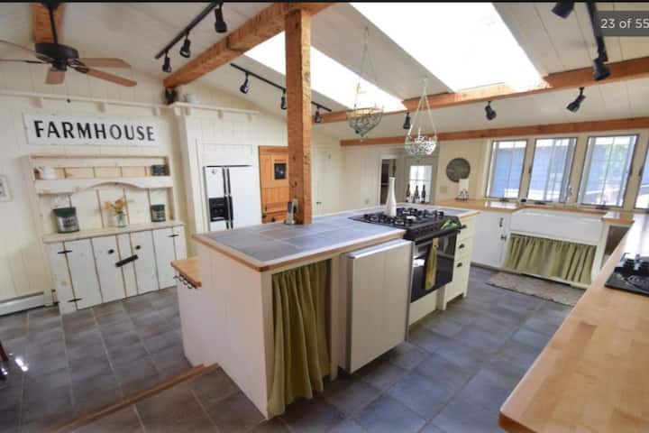 Charming Large Cottage Across The Lake - Bolton Landing