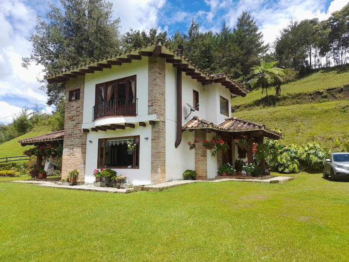 Hermosa Casa Estilo Español - La Ceja