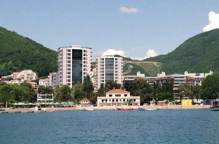 Elena Fontana с видом на море - Budva