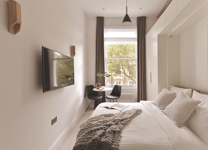 Private Studio In Calm And Beautiful Street. - 얼 코트